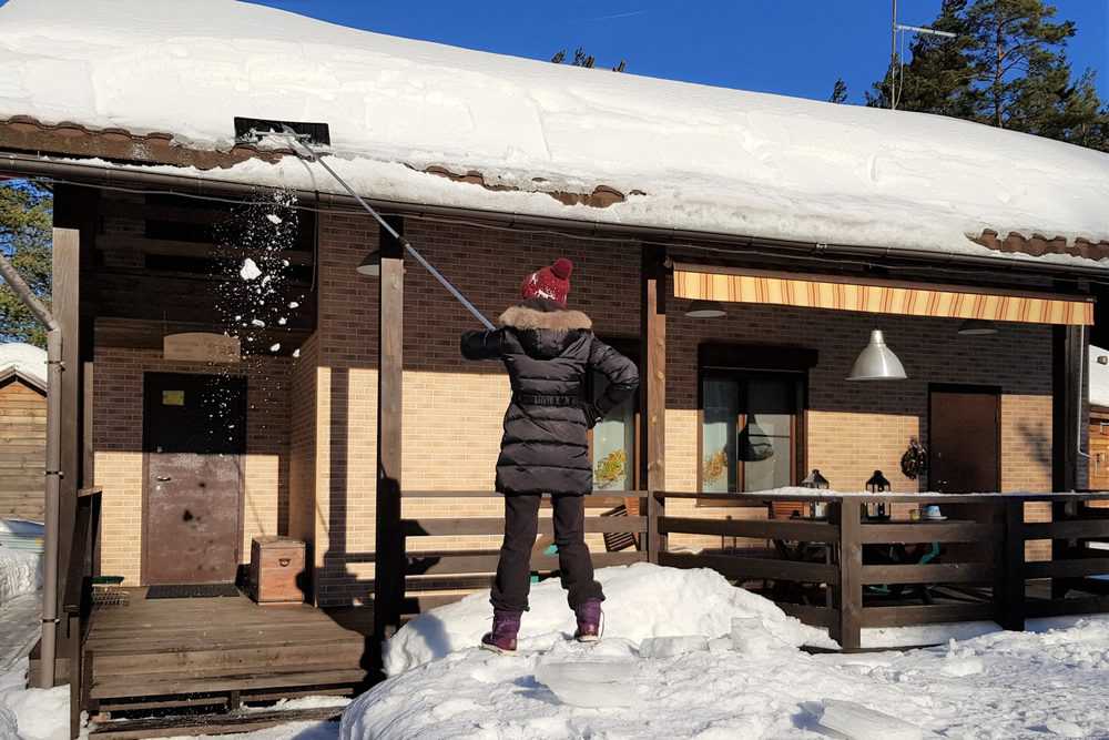 7 Best Roof Rakes for Snow Removal of 2026